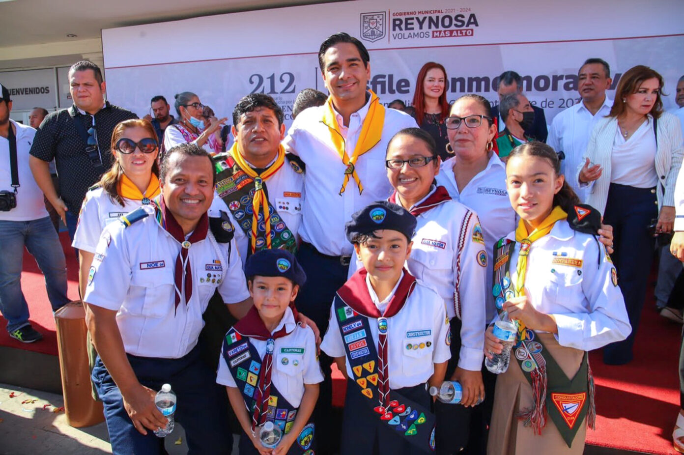 Alcalde de Reynosa recibe pañoleta de Conquistadores - Noticias UMN